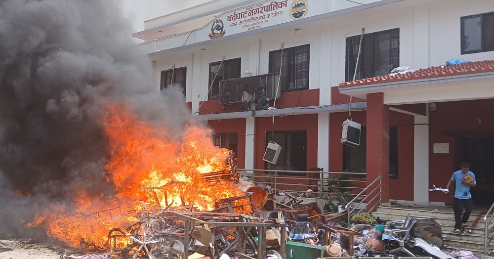 आगजनी र तोडफोडका घटनाको अनुसन्धानमा सघाउन प्रहरीको अनुरोध आक्रमण न्युज ...